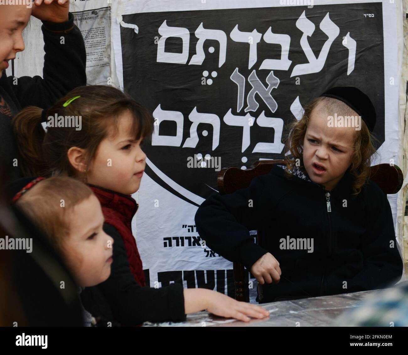 Jewish Orthodox children in Mea She'arim neighborhood in Jerusalem ...