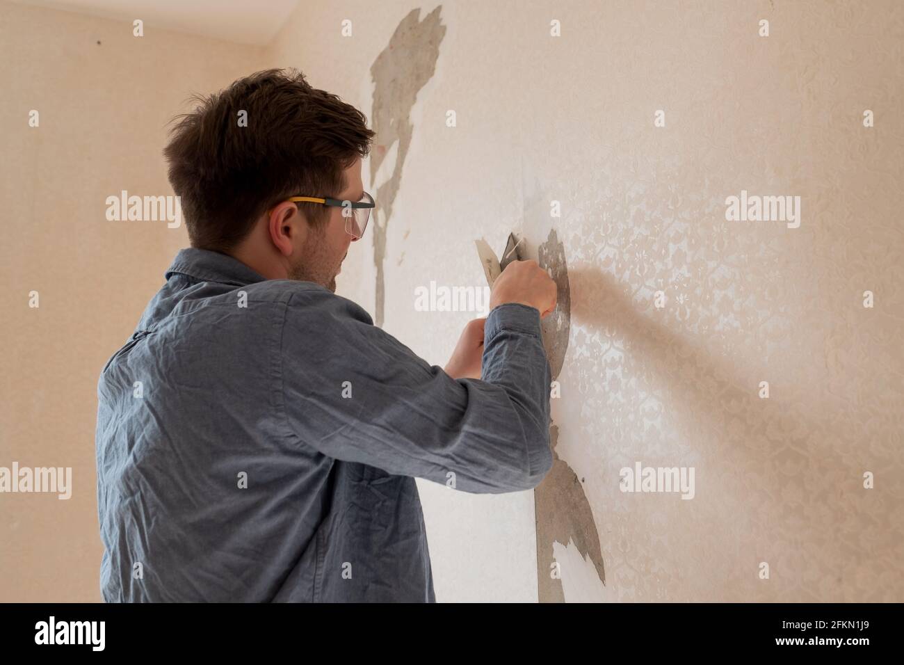 Wallpaper restoration hi-res stock photography and images - Alamy