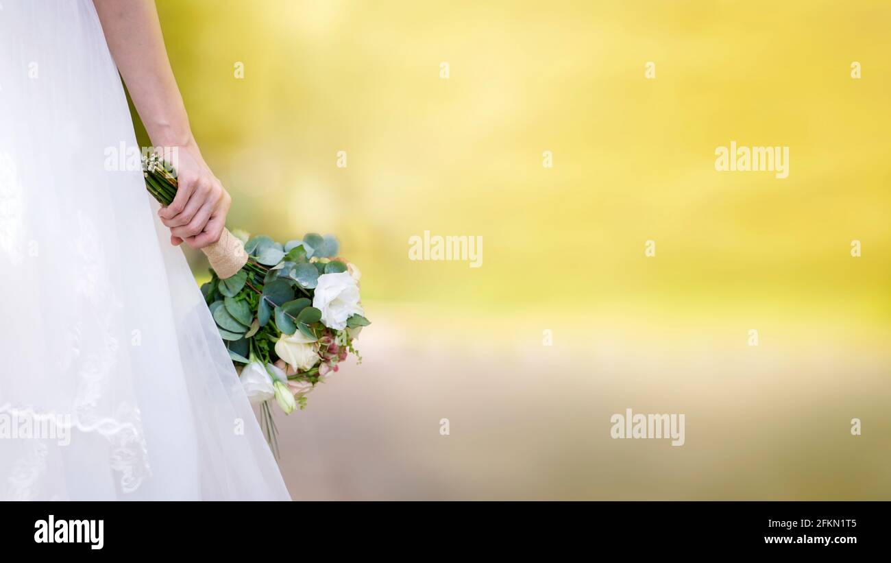 Bride hand flowers hi-res stock photography and images - Alamy