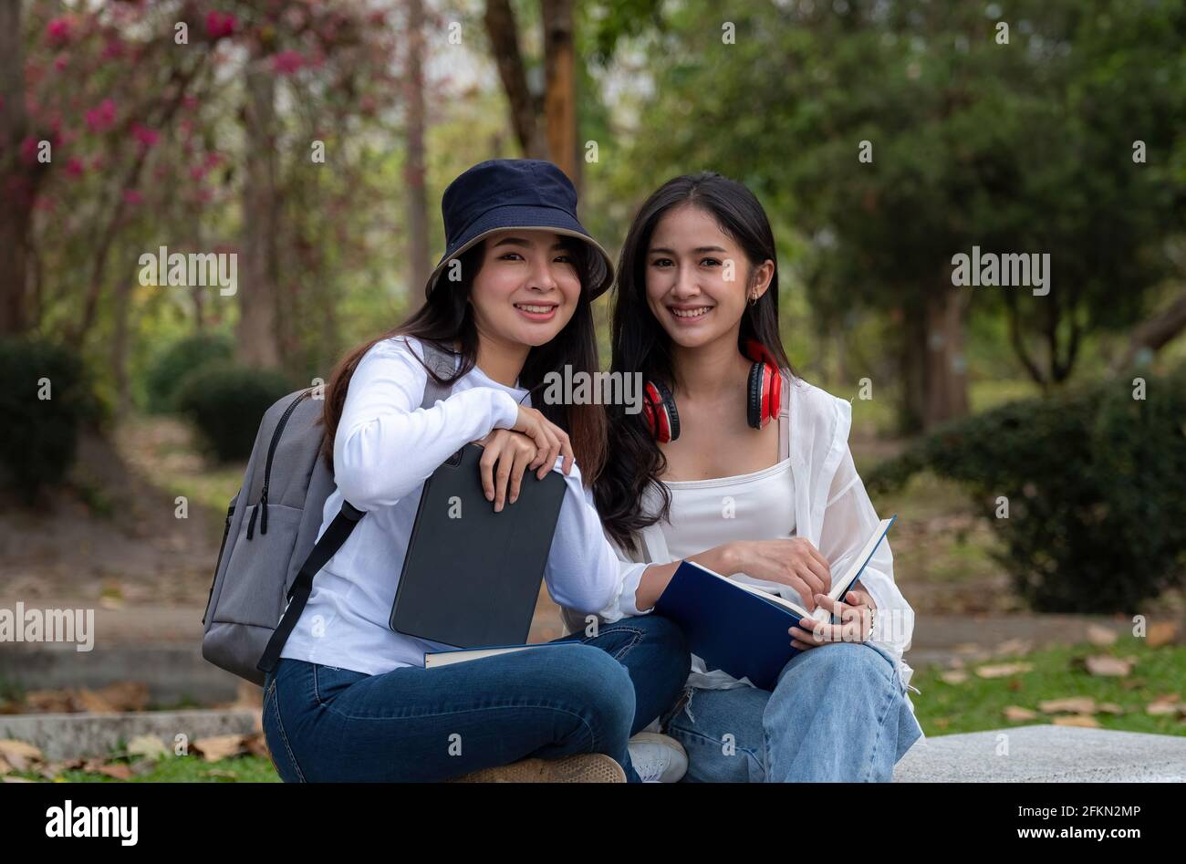 University student outside hi-res stock photography and images - Alamy