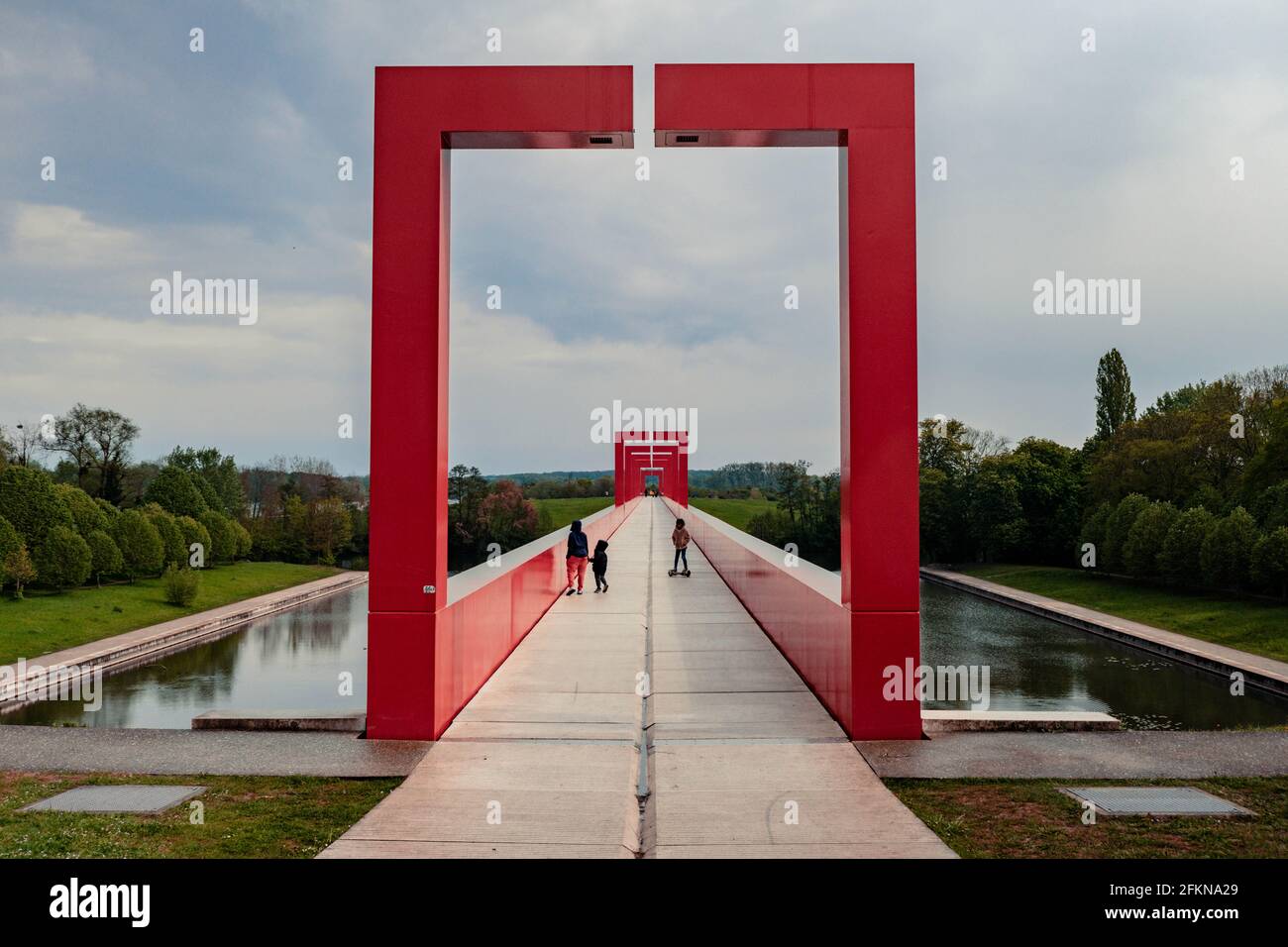 cergy pontoise red bridge Stock Photo - Alamy