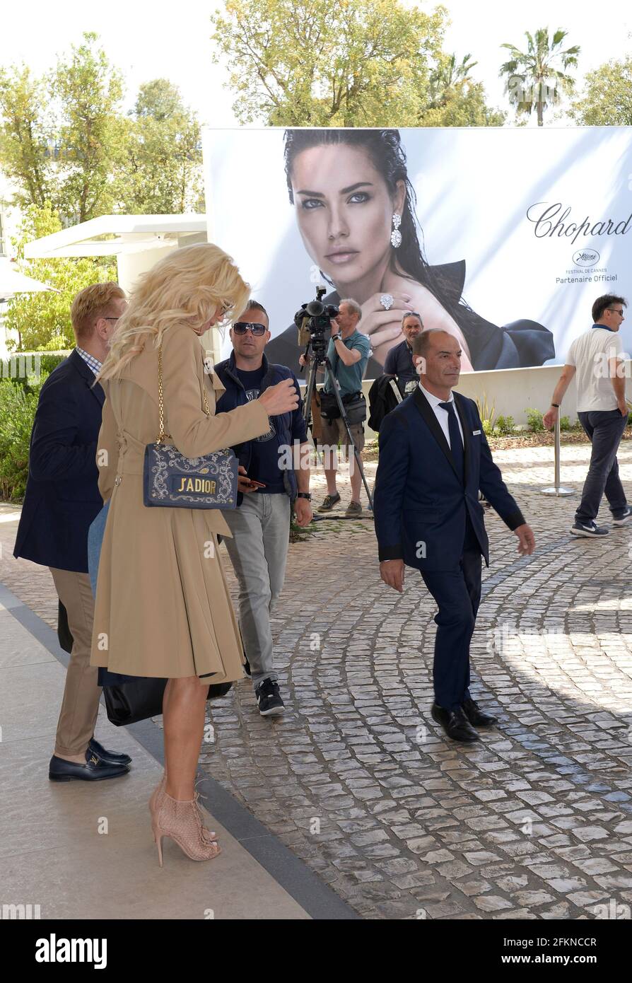 Woman seen luggage outside hi-res stock photography and images - Alamy