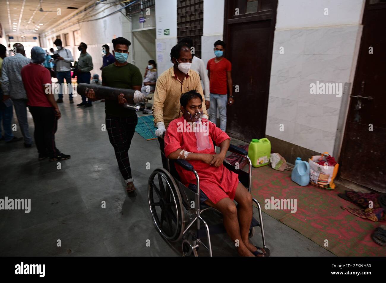 Prayagraj, Uttar Pradesh, India. 3rd May, 2021. Prayagraj: Family ...