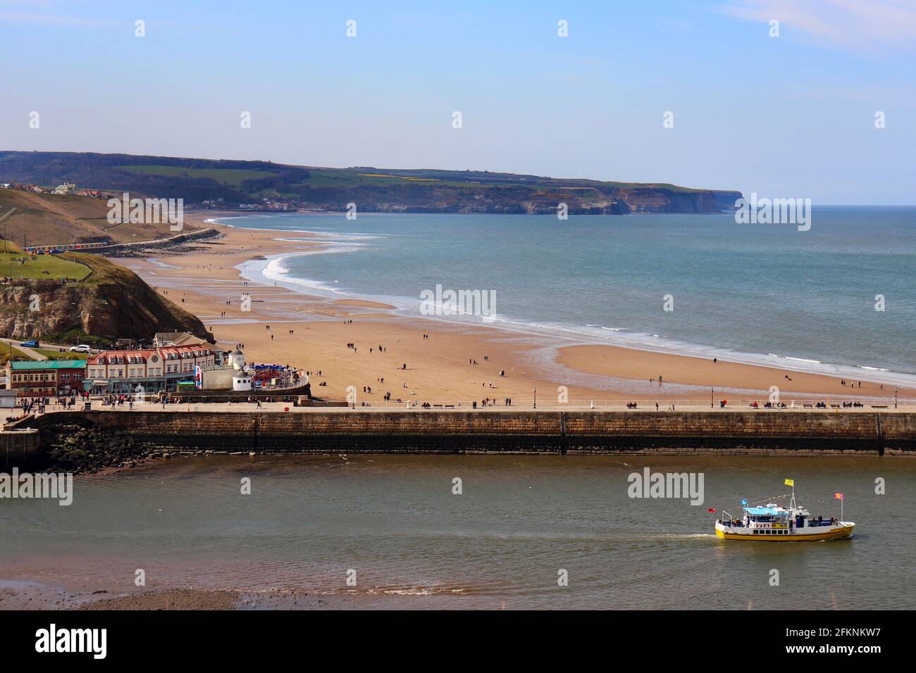 Fossil hunting on Whitby Beach Stock Photo - Alamy