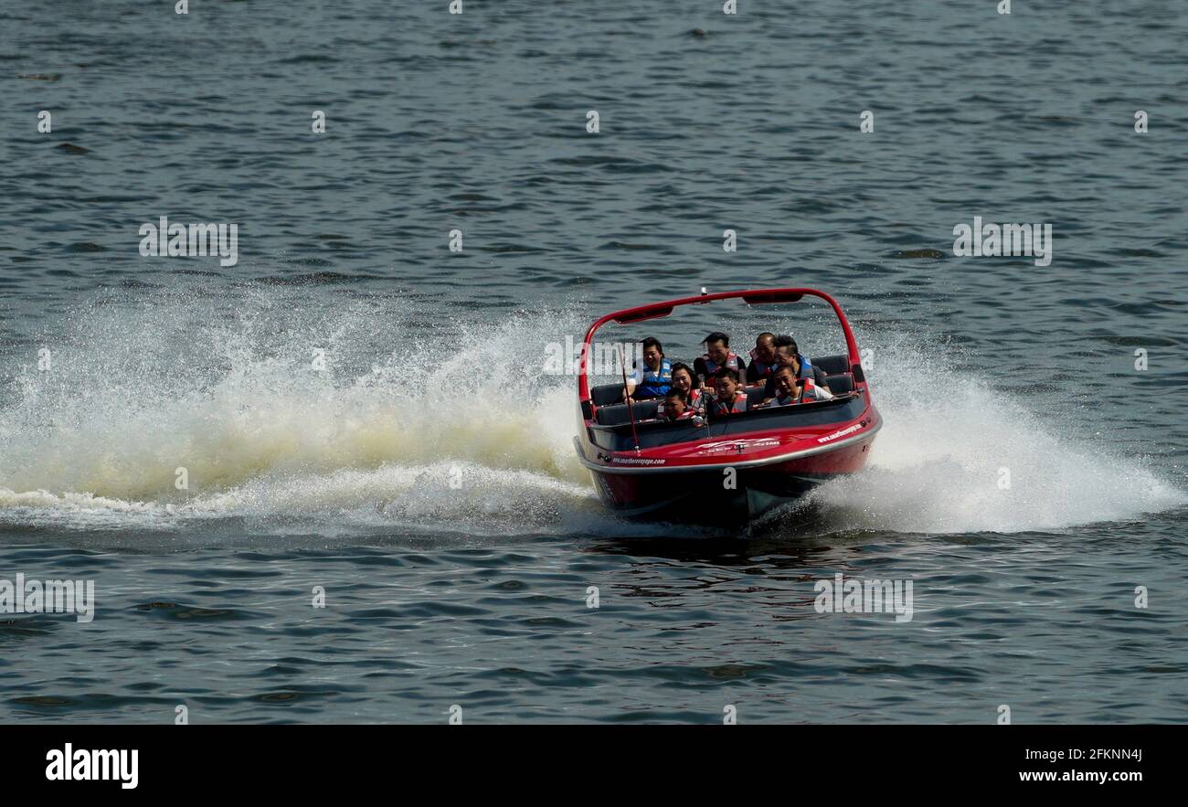 (210503) -- CHONGQING, May 3, 2021 (Xinhua) -- Tourists have fun riding ...