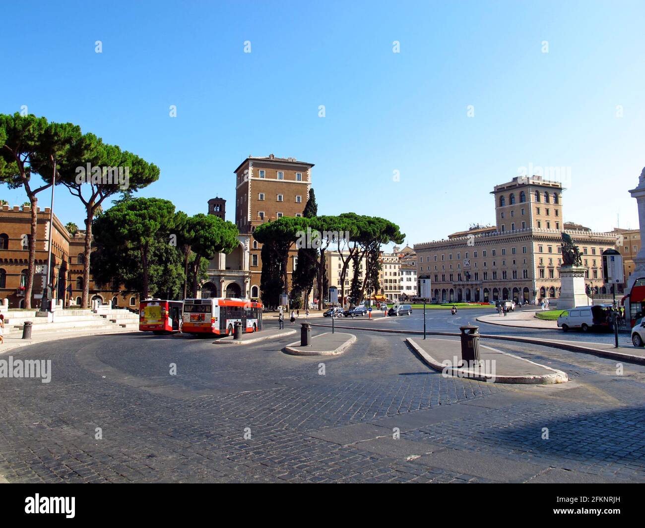 Palazzo venezia angle hi-res stock photography and images - Alamy