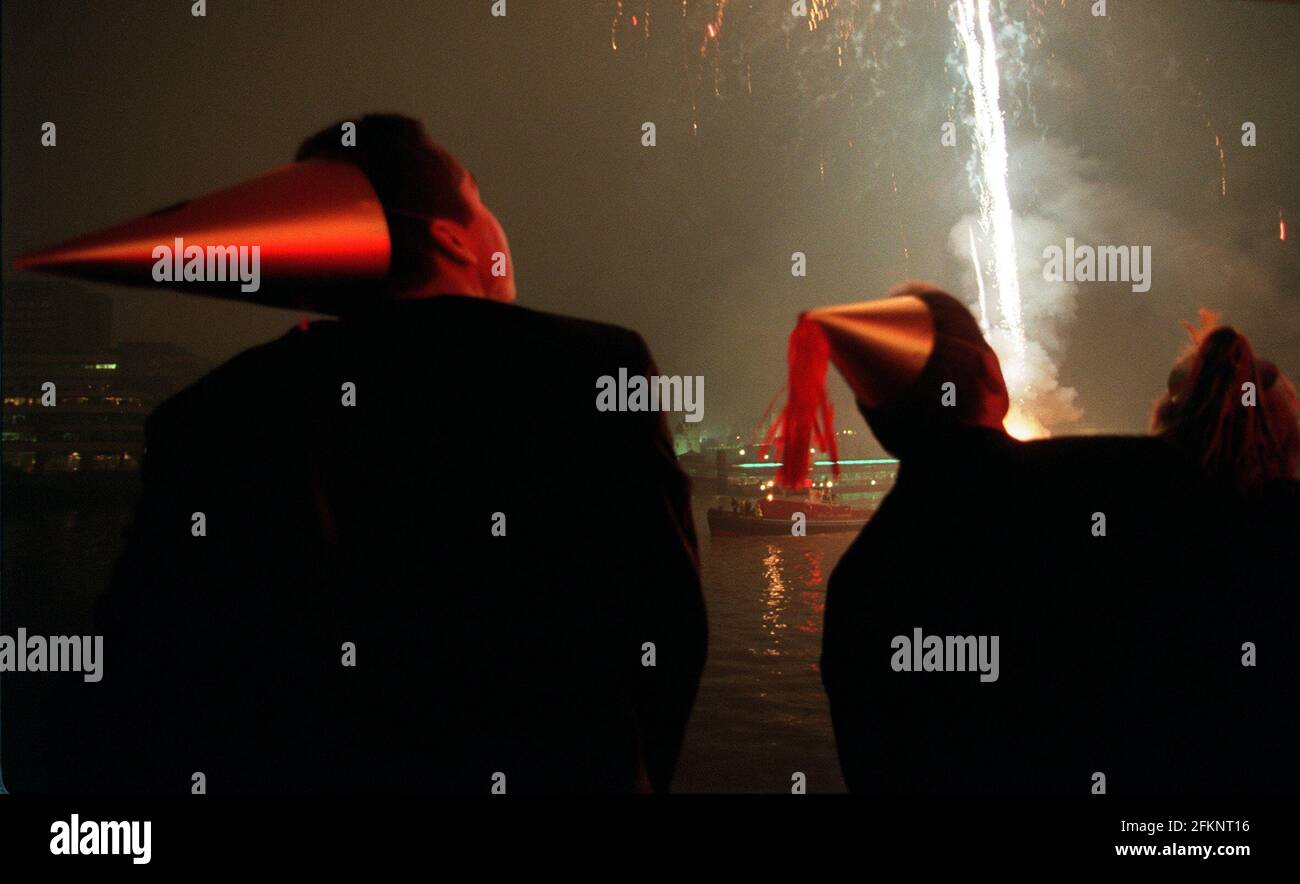 London millennium fireworks 2000 hi-res stock photography and images ...