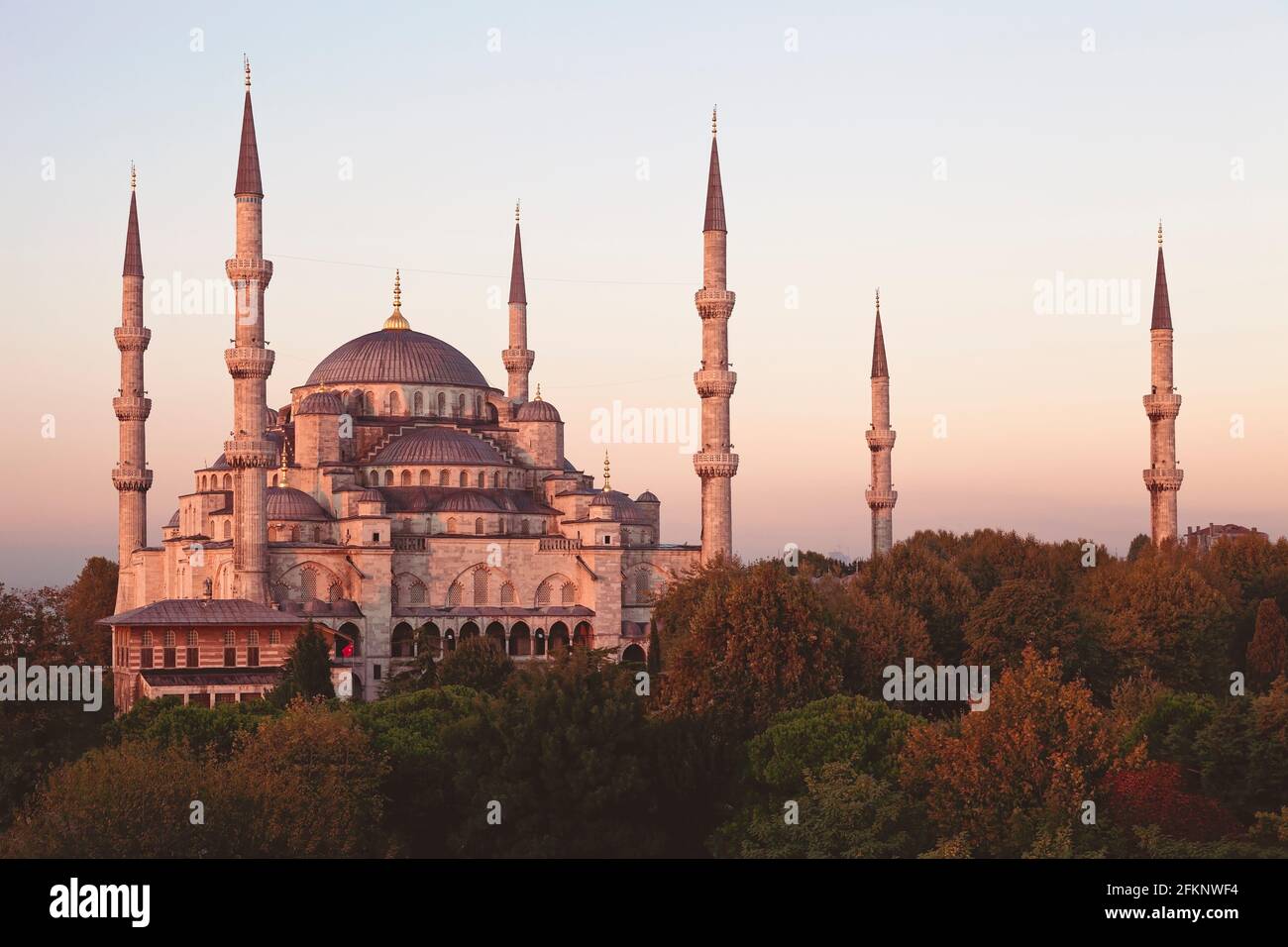 Sunrise blue mosque sultan hi-res stock photography and images - Alamy
