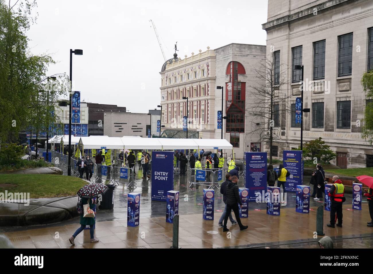 Fans queue outside before the final on day 17 of the Betfred World ...