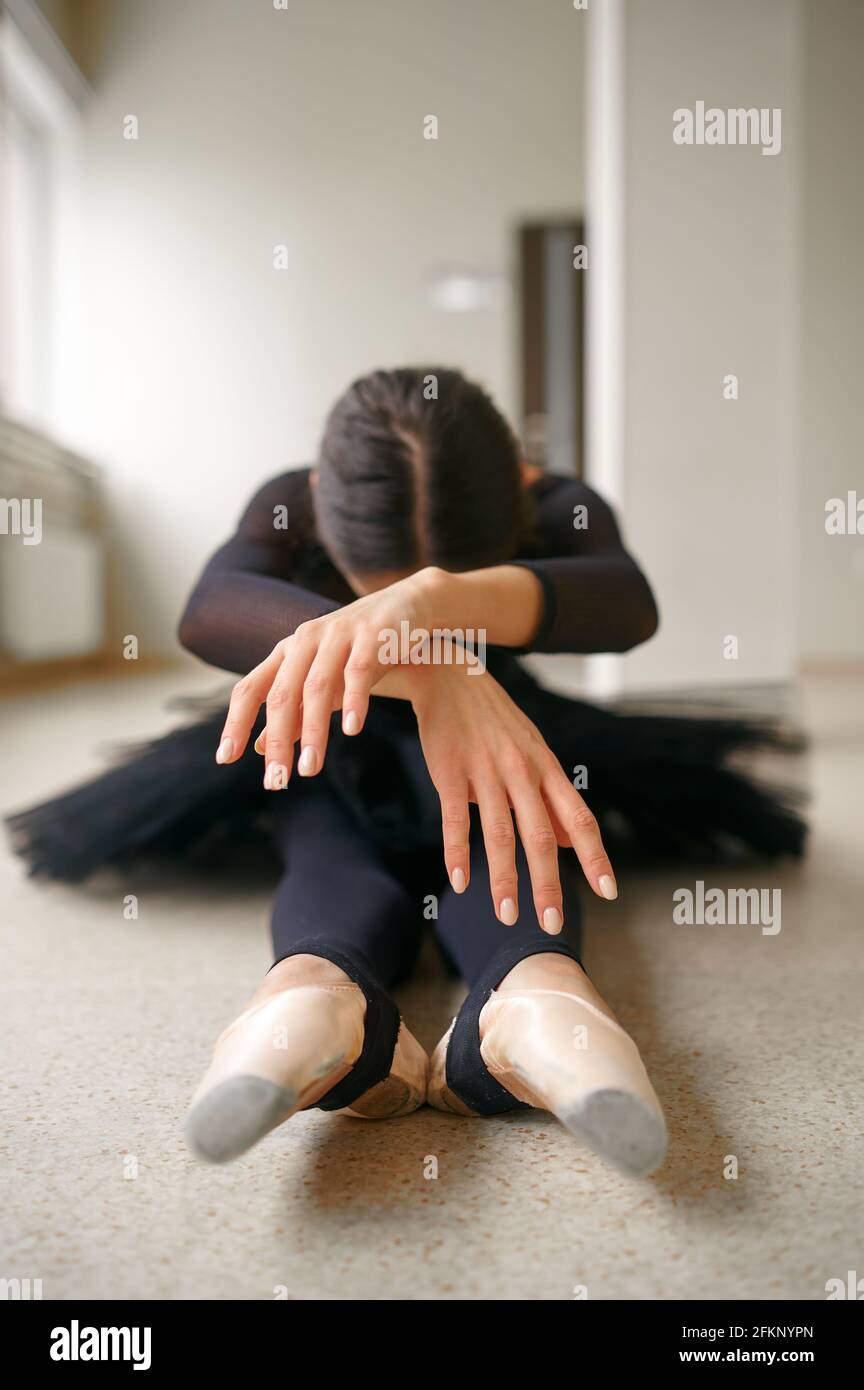 Ballerina sitting on floor hi-res stock photography and images - Alamy