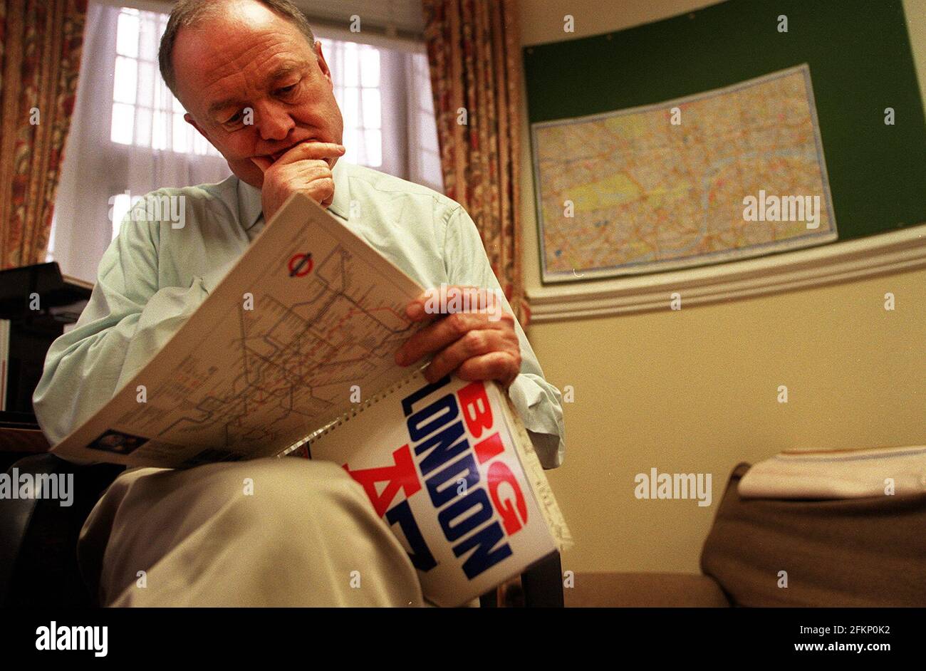 Ken Livingstone December 1999looking at a London A to Z map Stock Photo ...