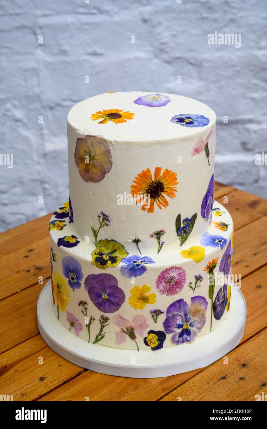 Wedding cake with pressed flower design Stock Photo - Alamy
