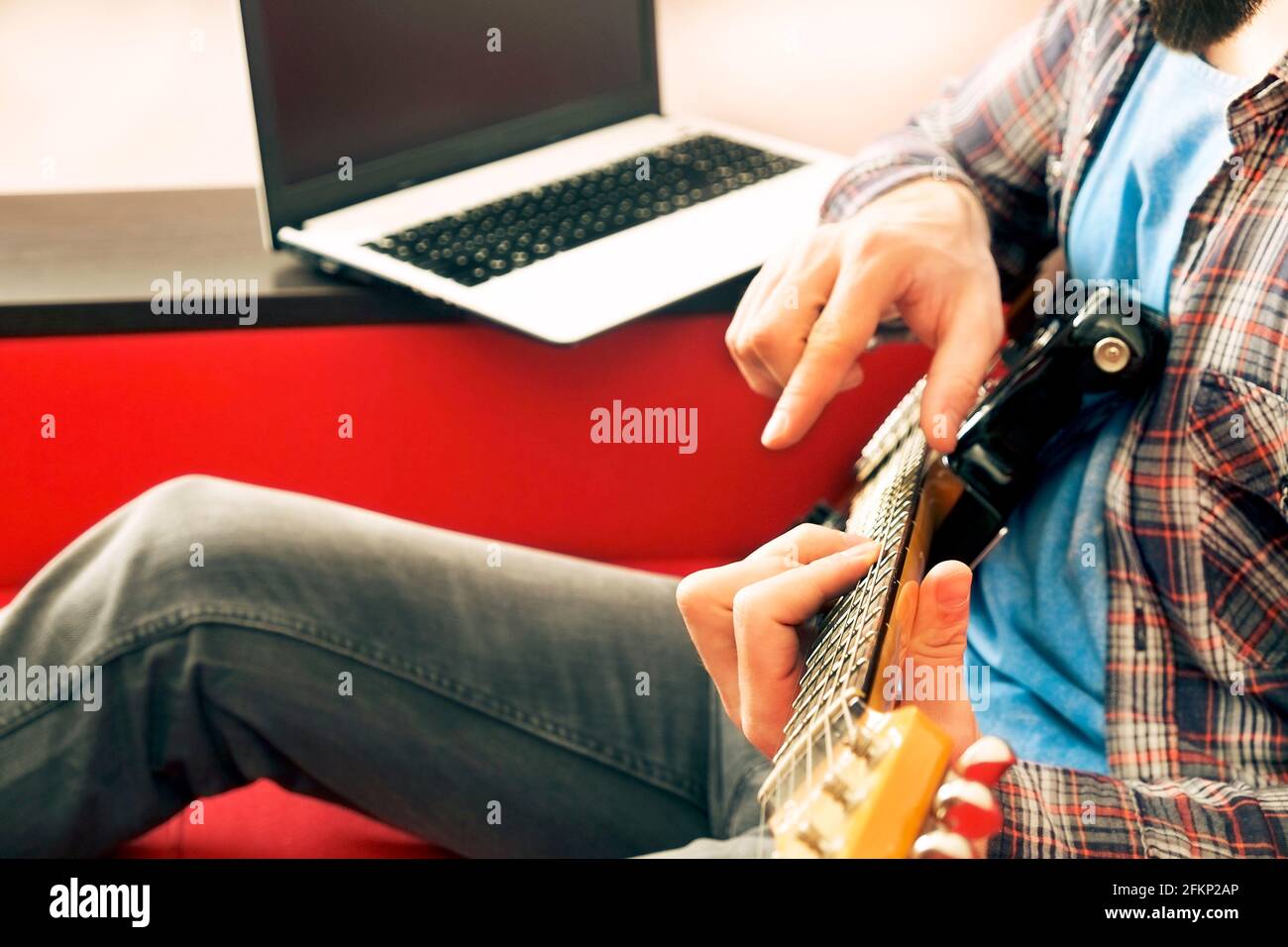 Singer electric guitar hi-res stock photography and images - Alamy