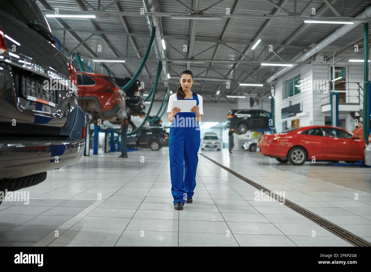 Female auto mechanic diagnostic hi-res stock photography and images - Alamy