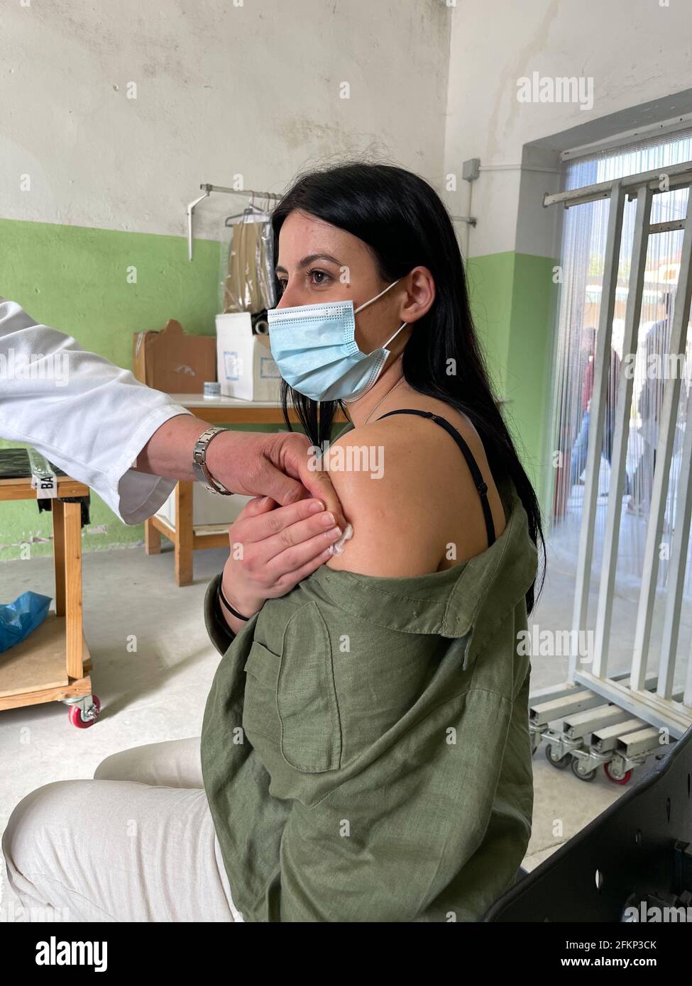 Woman receiving an injection in her arm Stock Photo - Alamy