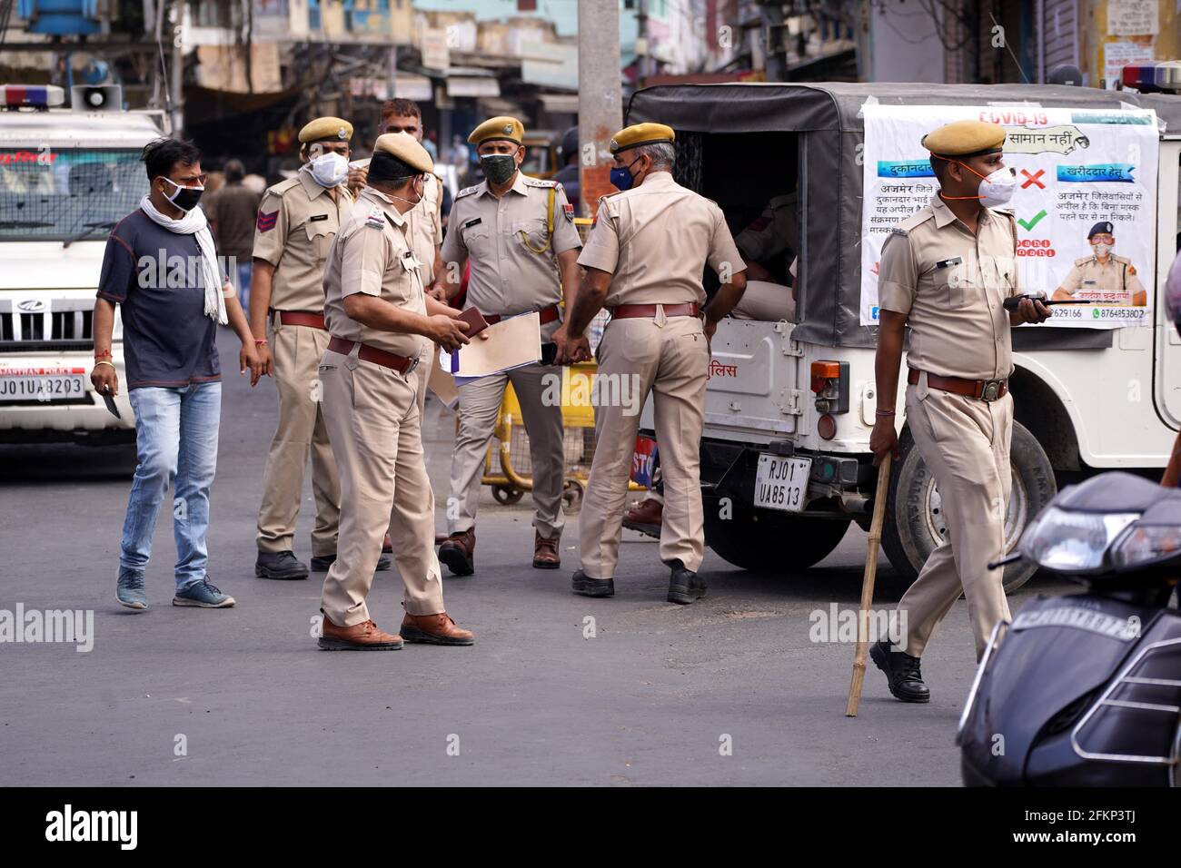 Indian Police inspects vehicles at a checkpoint during a lockdown due ...