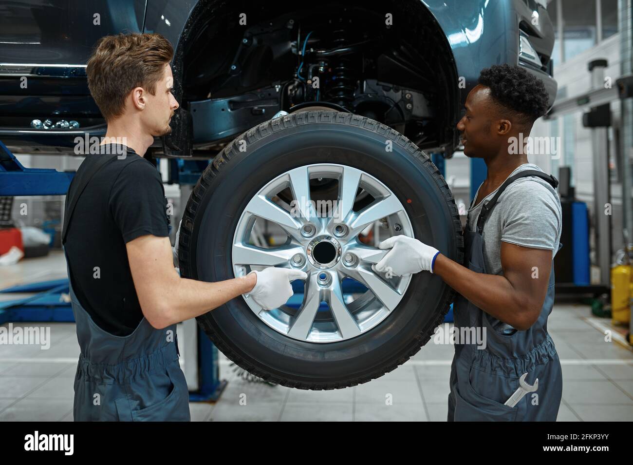 Male mechanics hi-res stock photography and images - Alamy