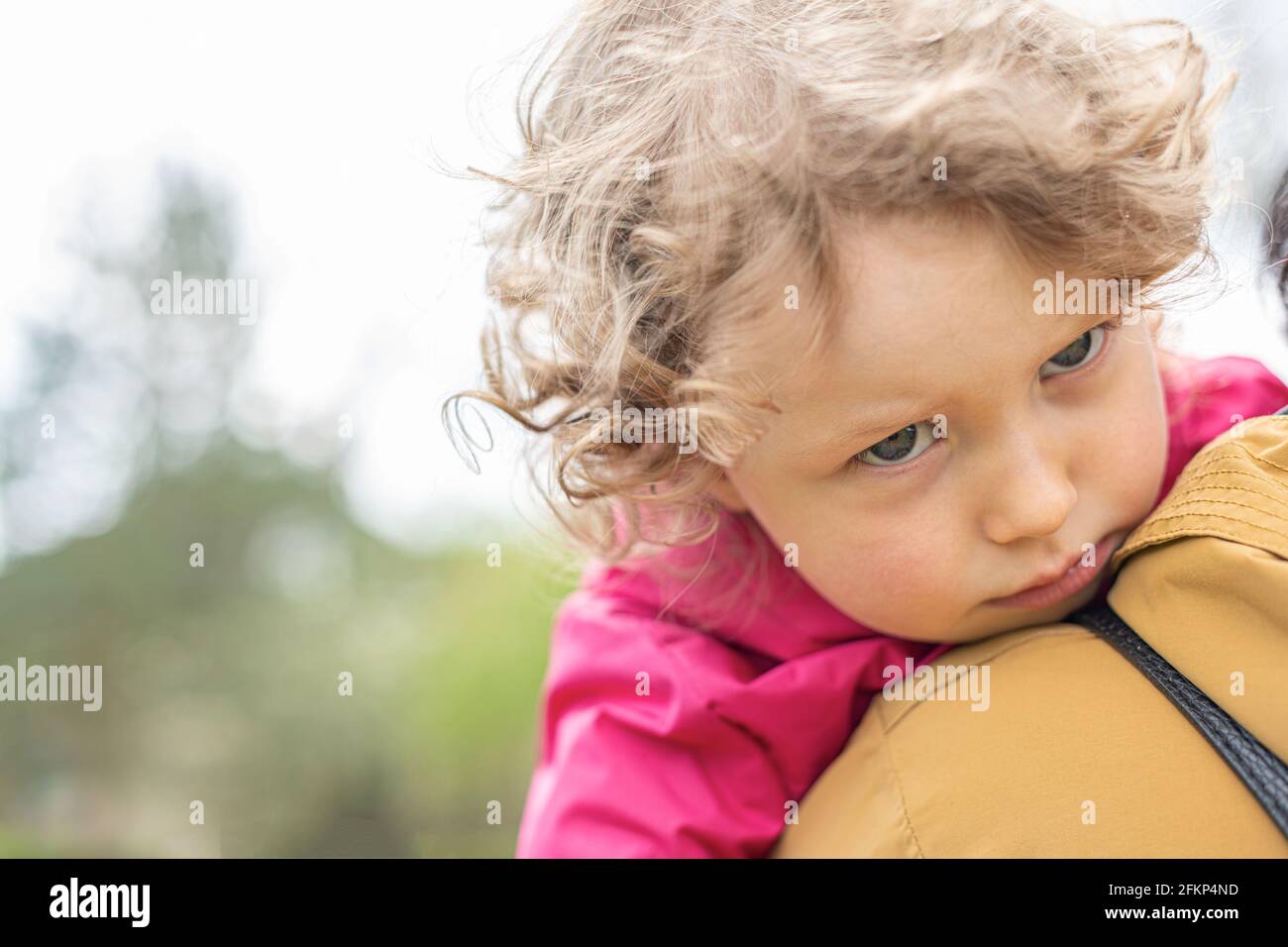 Mother daughter hug crying hi-res stock photography and images - Alamy
