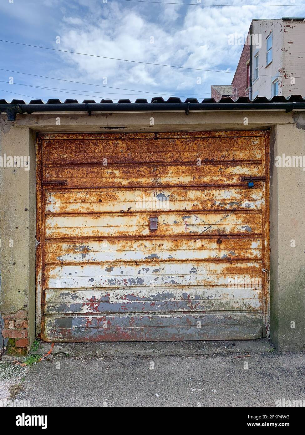 Backstreet garage hi-res stock photography and images - Alamy