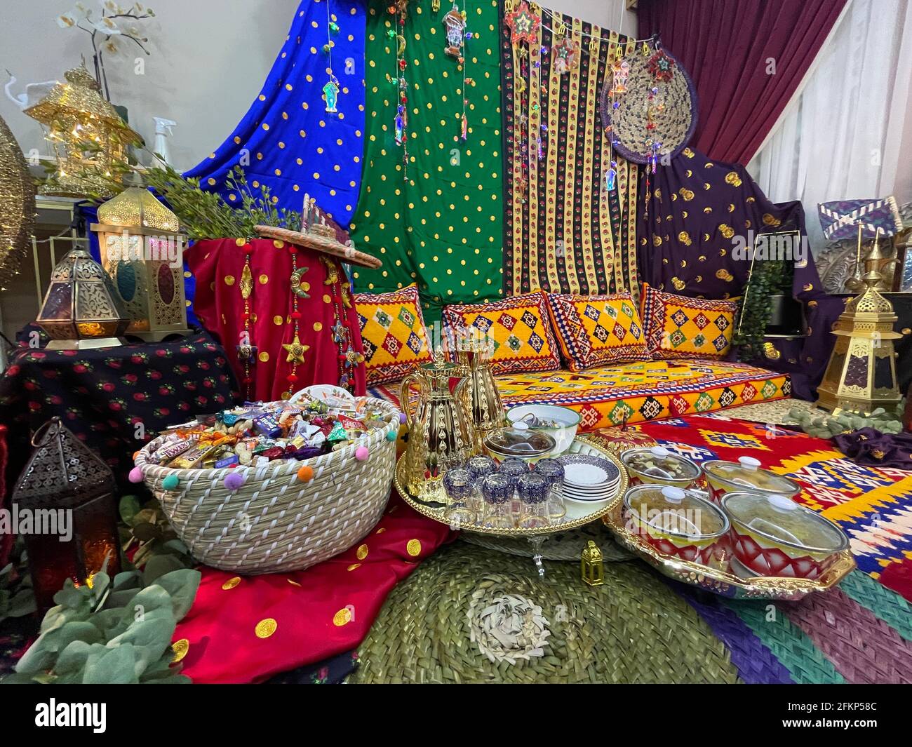 Man´s Hand wearing Rolex Submariner watch Stock Photo - Alamy