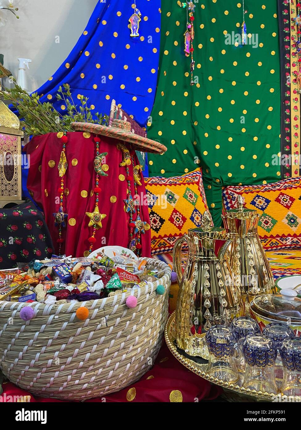 Man´s Hand wearing Rolex Submariner watch Stock Photo - Alamy