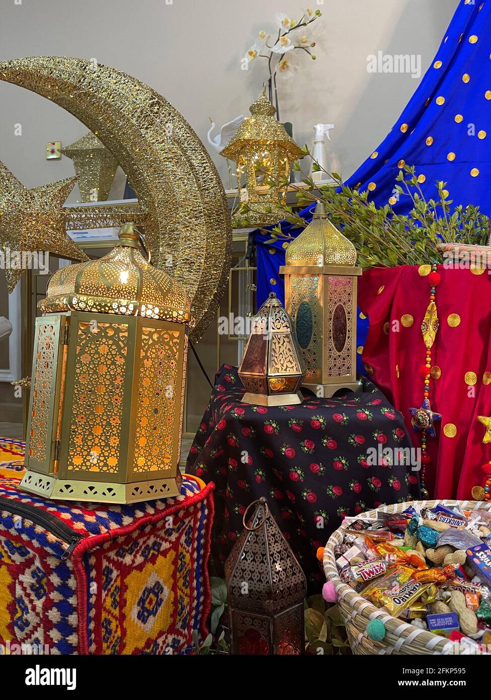 Man´s Hand wearing Rolex Submariner watch Stock Photo - Alamy