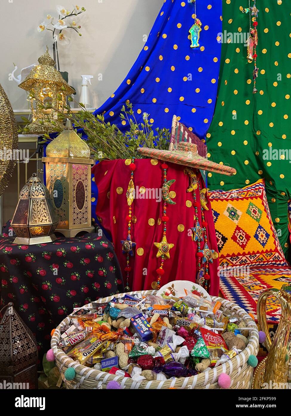 Man´s Hand wearing Rolex Submariner watch Stock Photo - Alamy