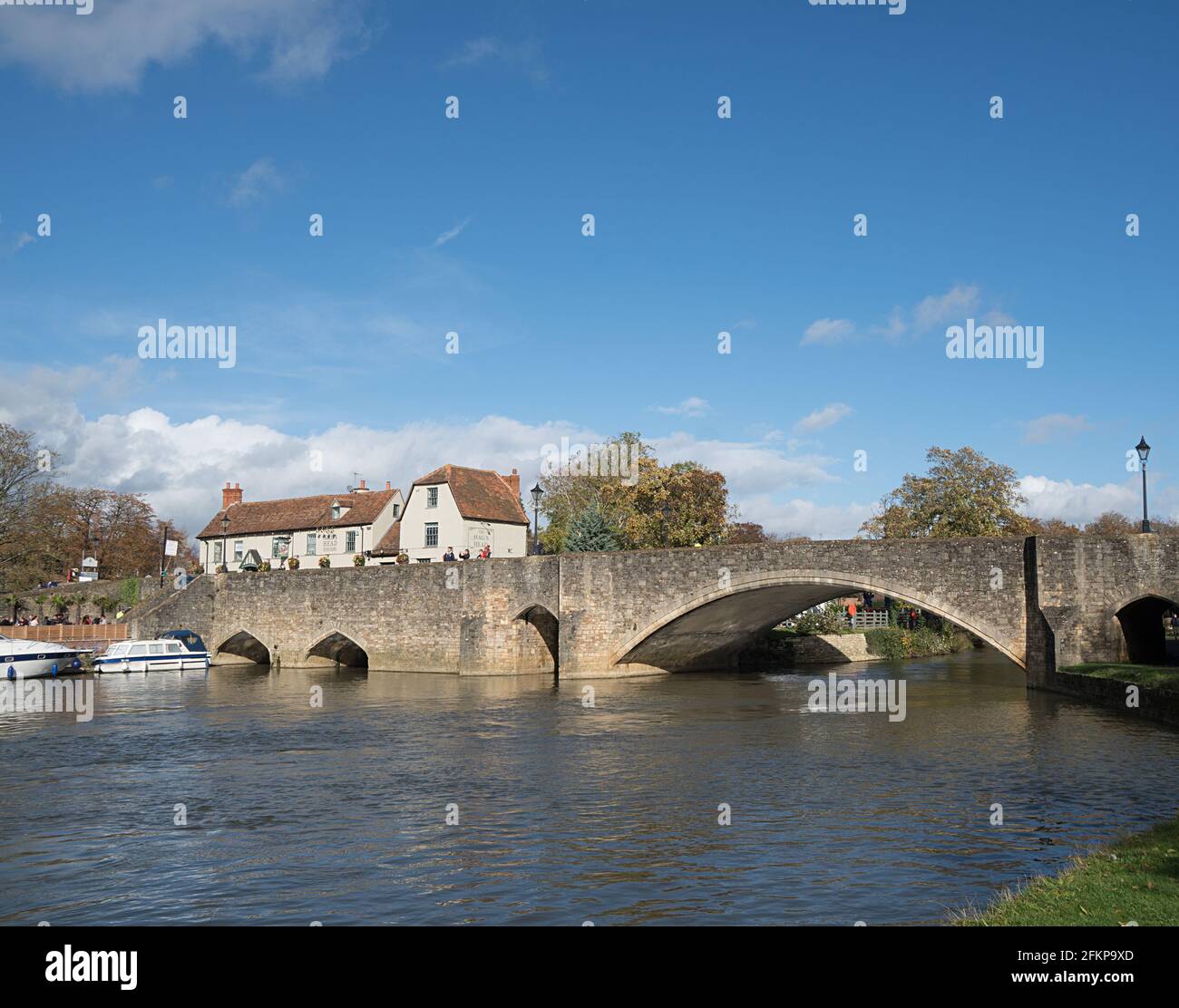 Burford bridge hi-res stock photography and images - Alamy
