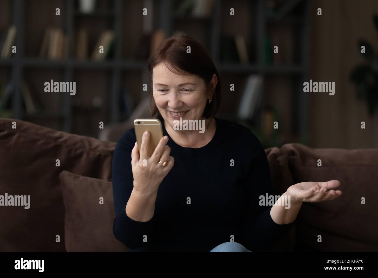 Greeting cell hi-res stock photography and images - Alamy