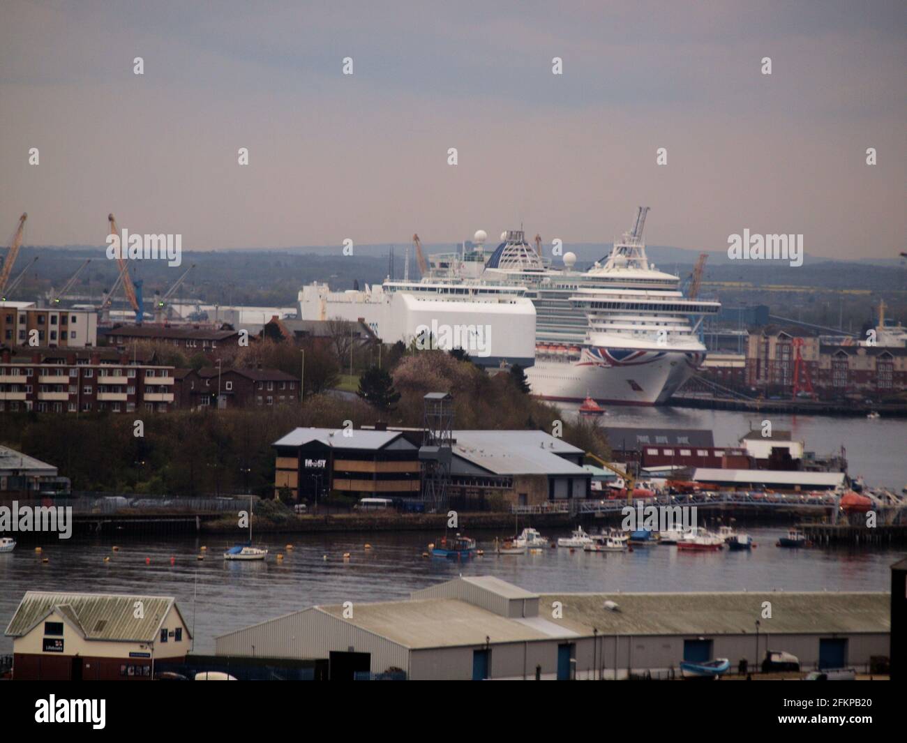 Ship carrying automobiles hi-res stock photography and images - Alamy