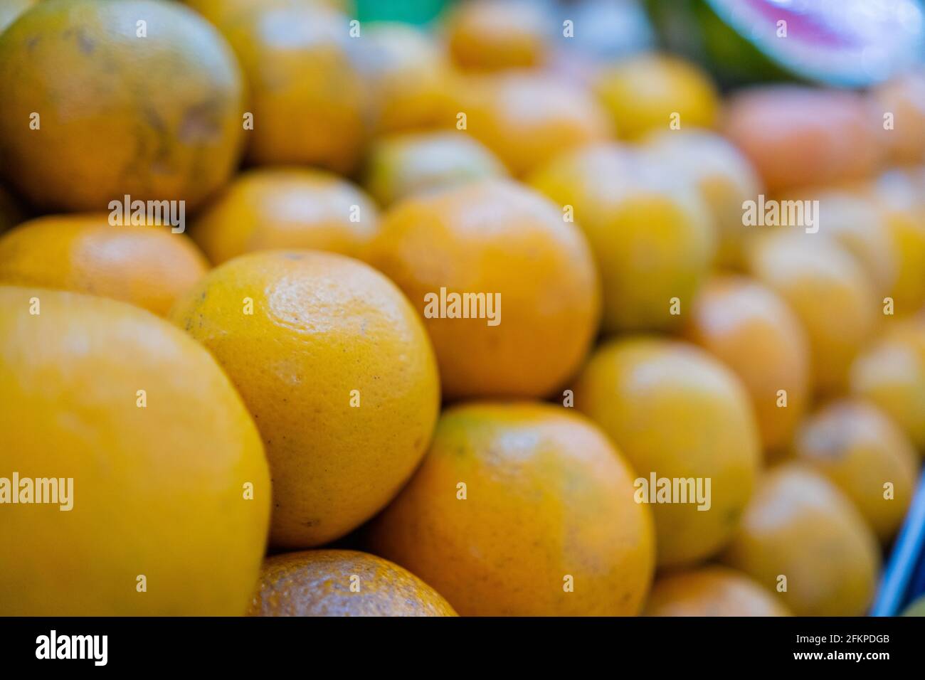 Close-up of colorful fruit stand with piles of oranges Stock Photo - Alamy