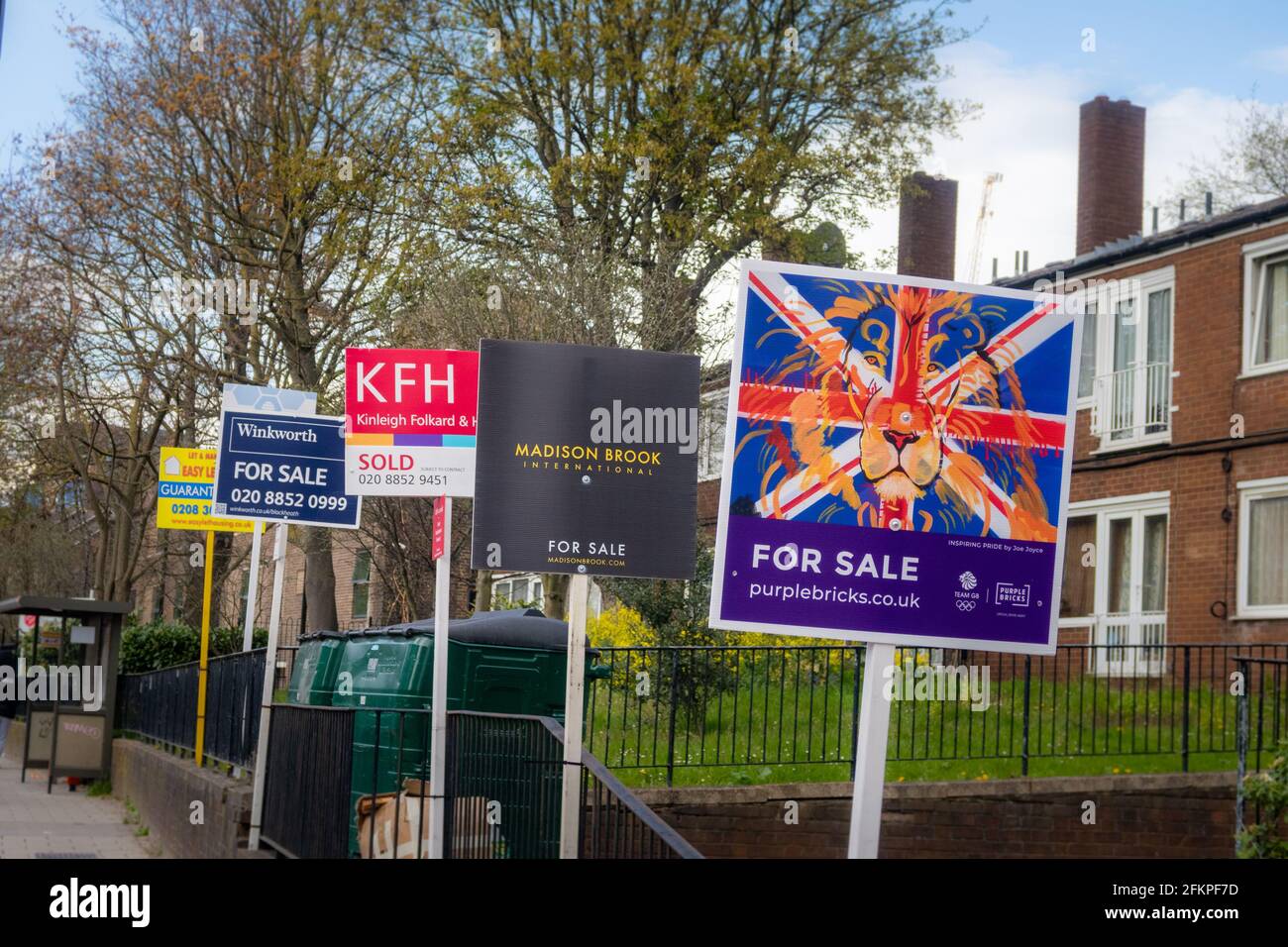 Lots of house sale sign hi-res stock photography and images - Alamy