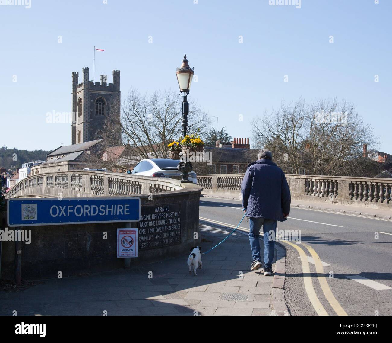 Henley Bridge with St Mary's Church in Henley on Thames in Oxfordshire ...