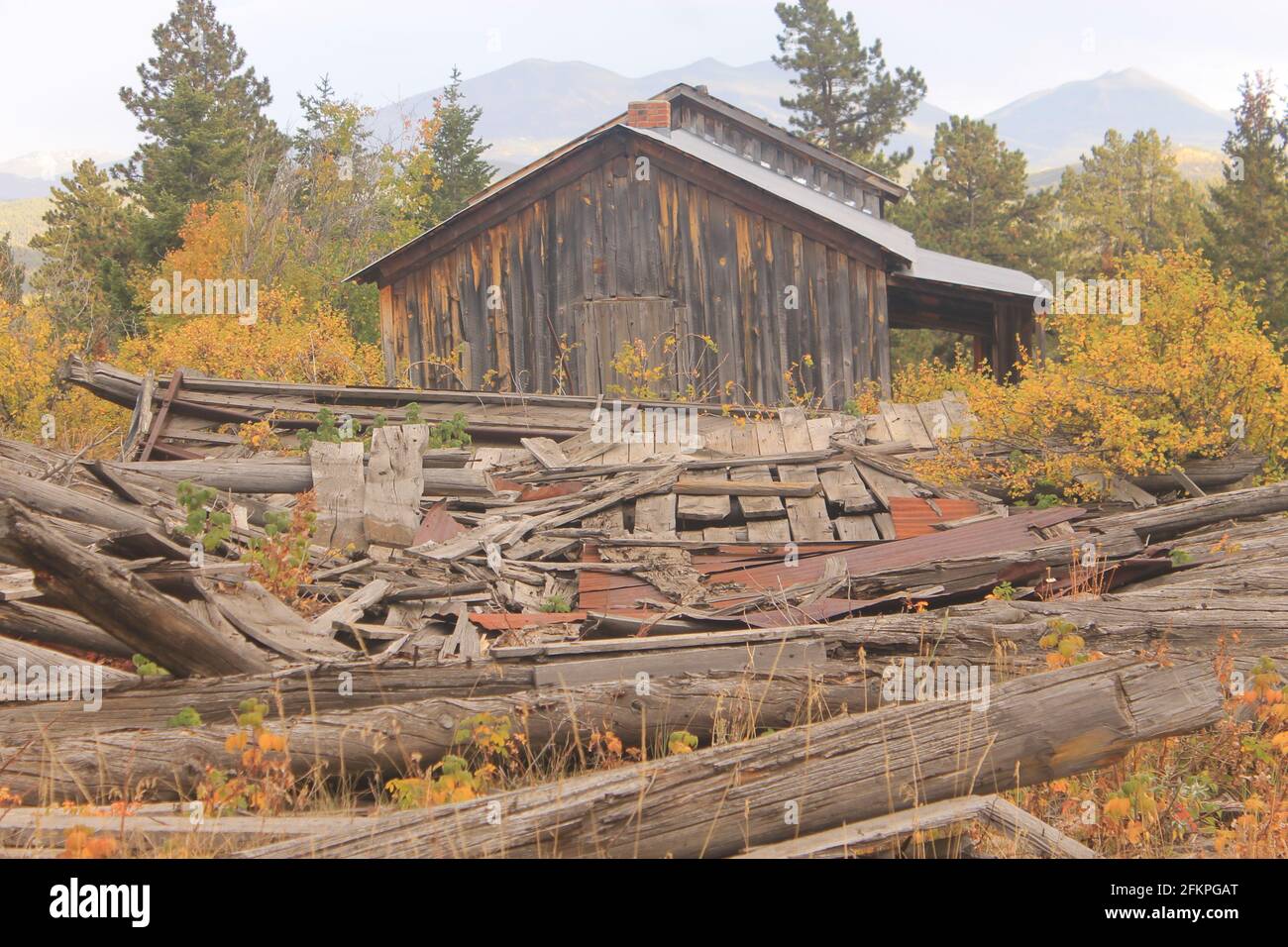 Abandoned rustic mountain log cabin hi-res stock photography and images ...