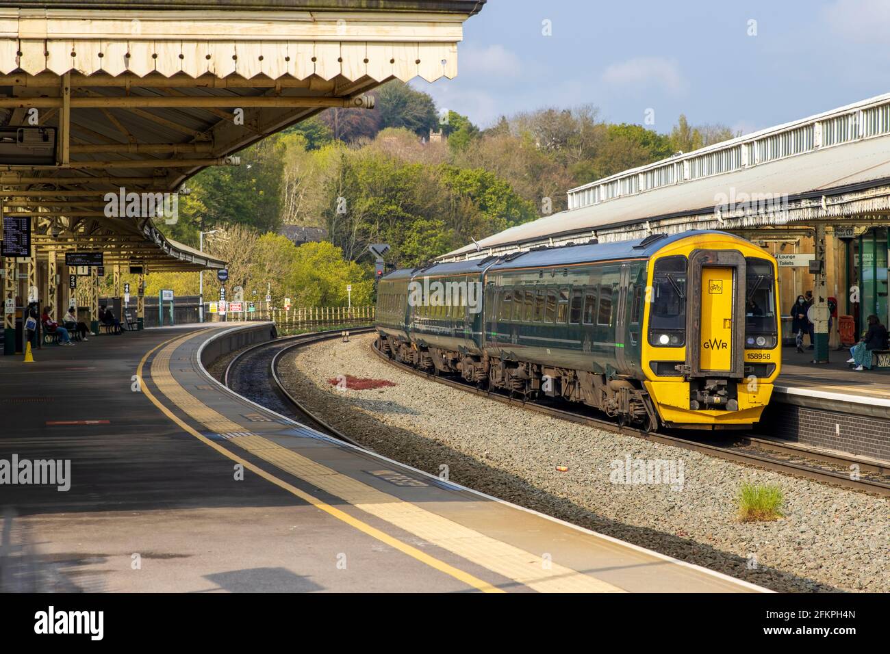 A three coach GWR train arrives at platform 2, Bath Spa Railway Stock ...