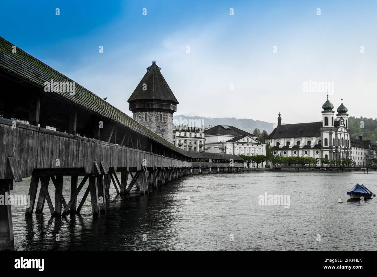 Landscape view of the chapel bridge (Kappelbrücke) in Luzern ...