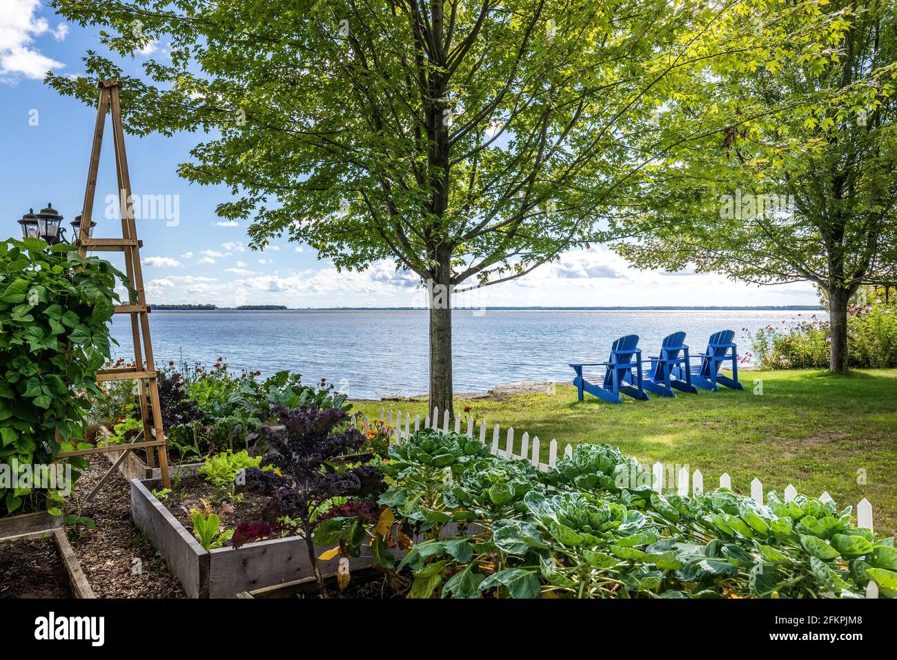 Waterfront seating hi-res stock photography and images - Alamy