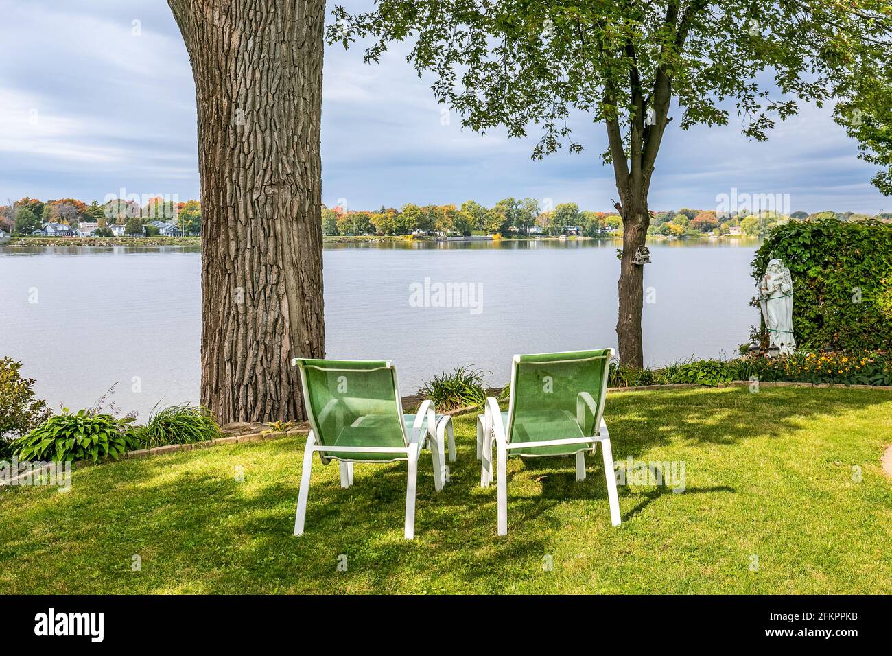 Waterfront seating hi-res stock photography and images - Alamy