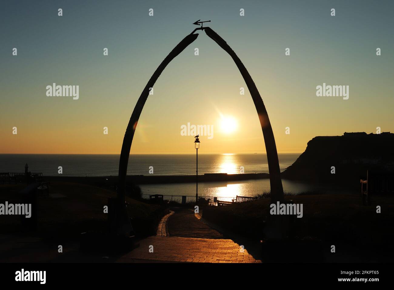 James cook monument whitby hi-res stock photography and images - Alamy