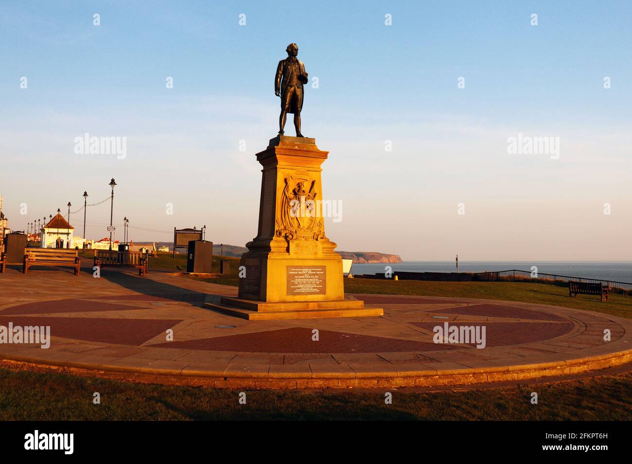 Captain james cook monument whitby hi-res stock photography and images ...
