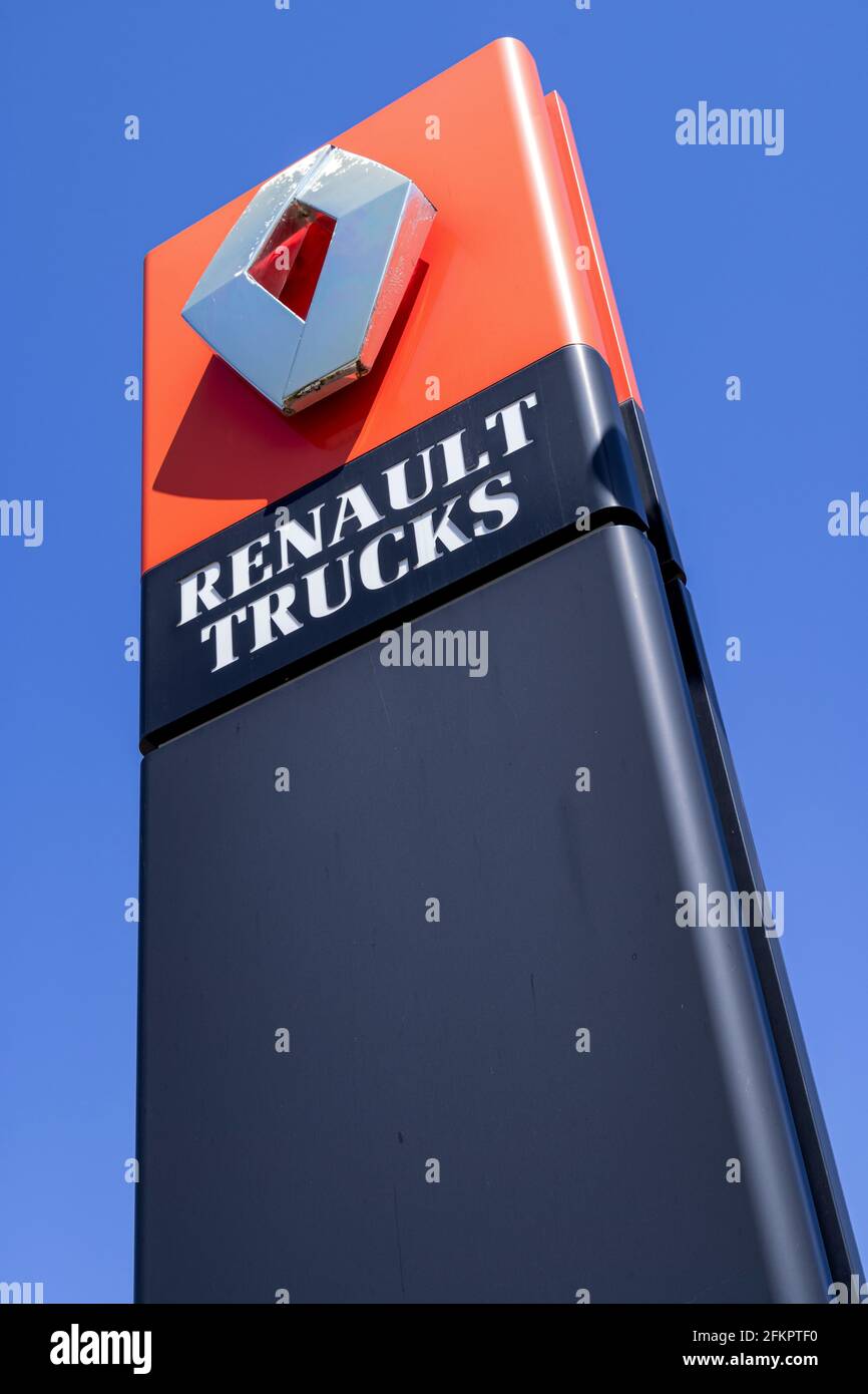 Renault badge hi-res stock photography and images - Alamy