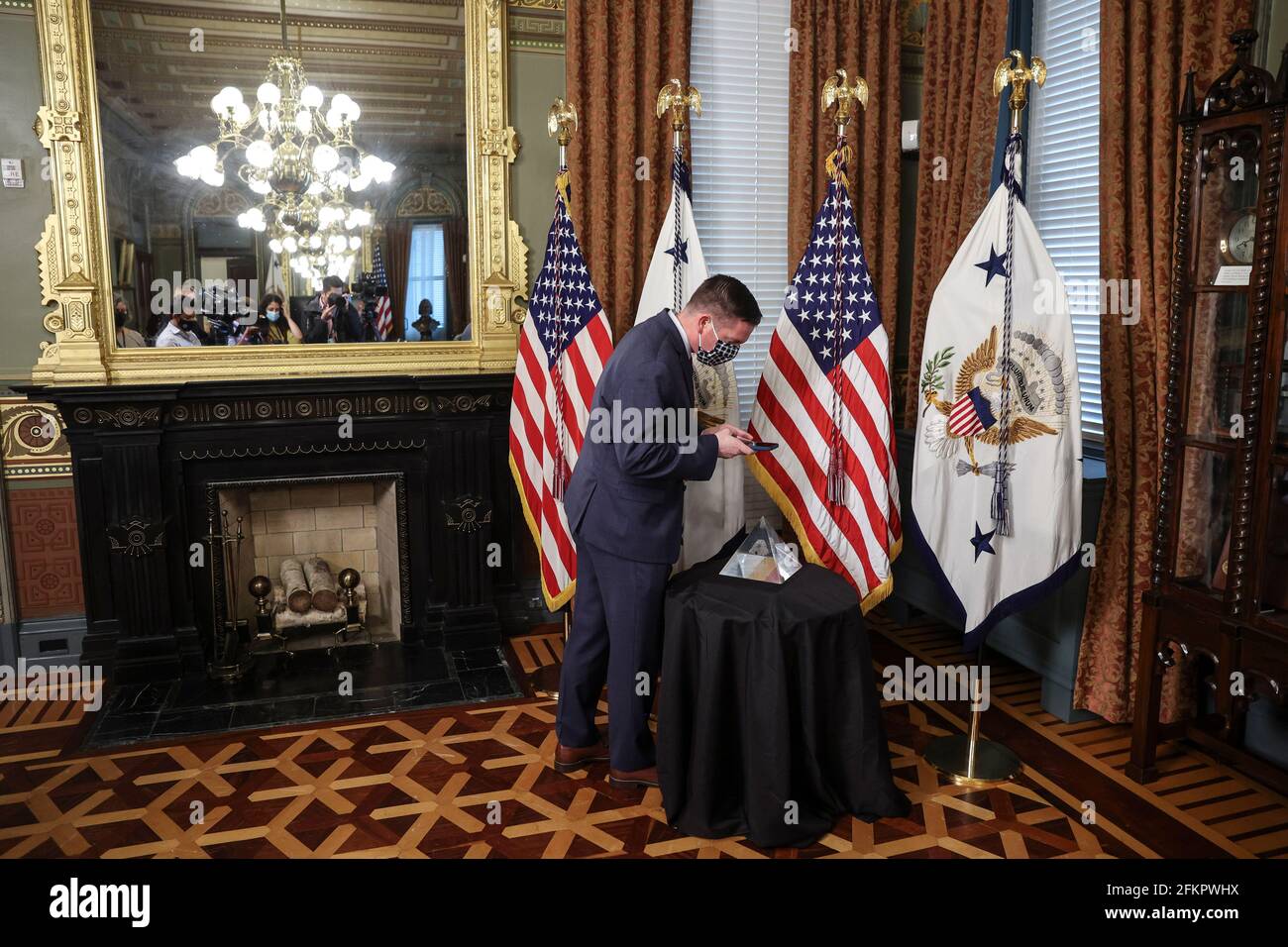 Nasa administrator swearing in ceremony hi-res stock photography and ...