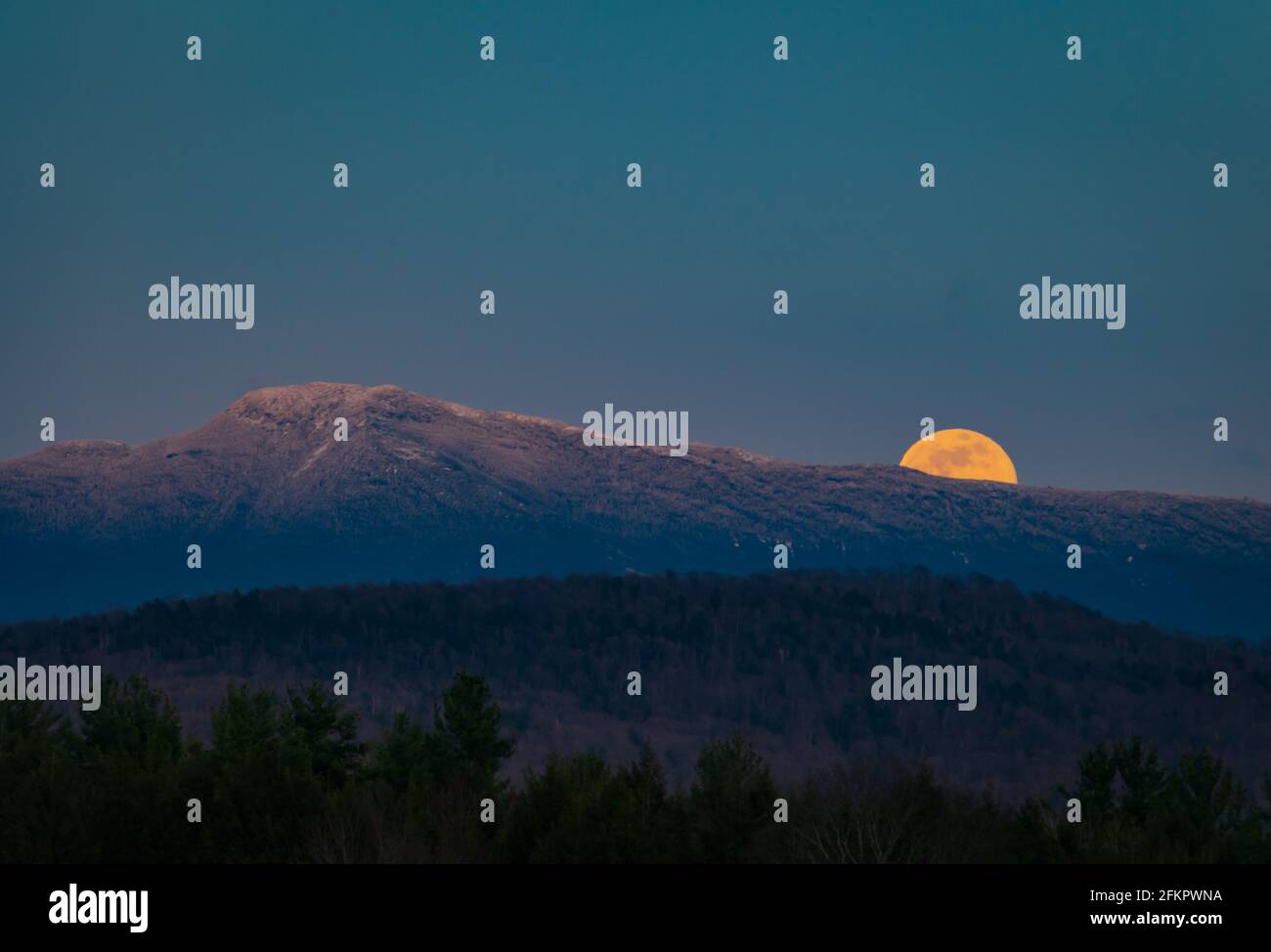 Rising super moon hi-res stock photography and images - Alamy