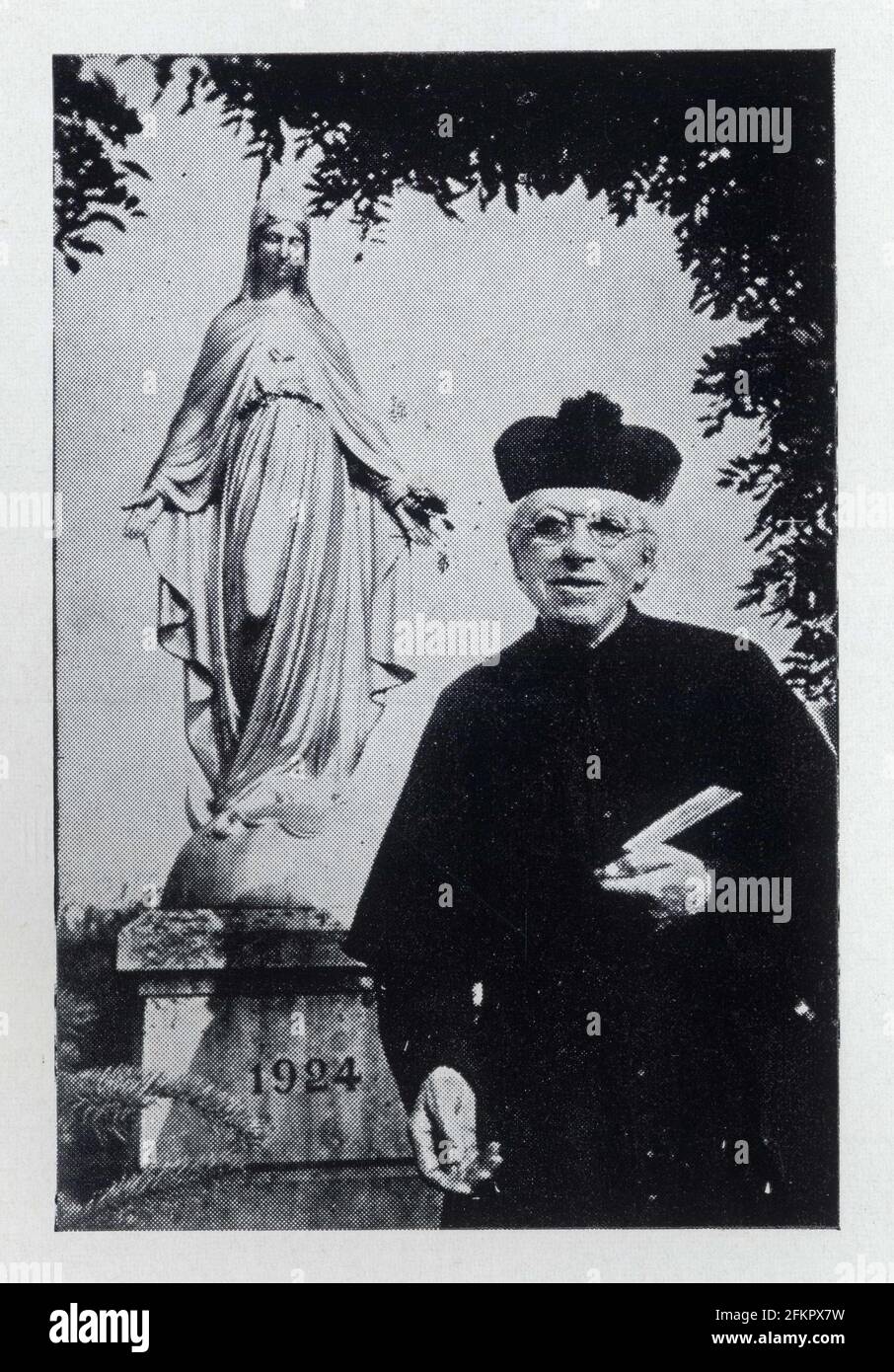 Le Père Édouard Lamy. 23.06.1853 - 01.12.1931. Au Pailly, devant la ...