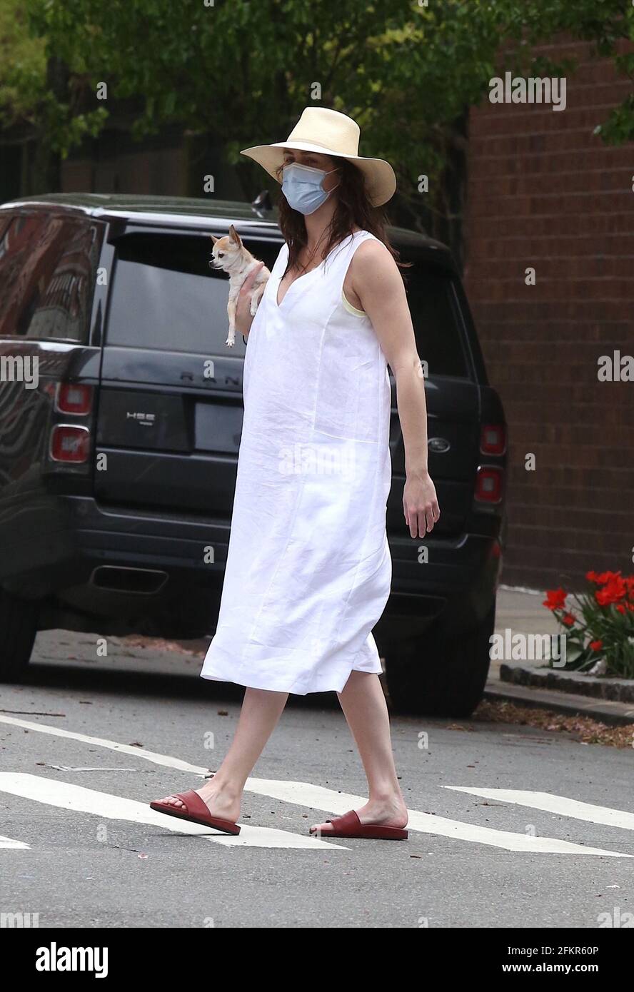 New York - NY - 05/03/2020 - Pregnant Hilary Rhoda (wearing a mask) and ...