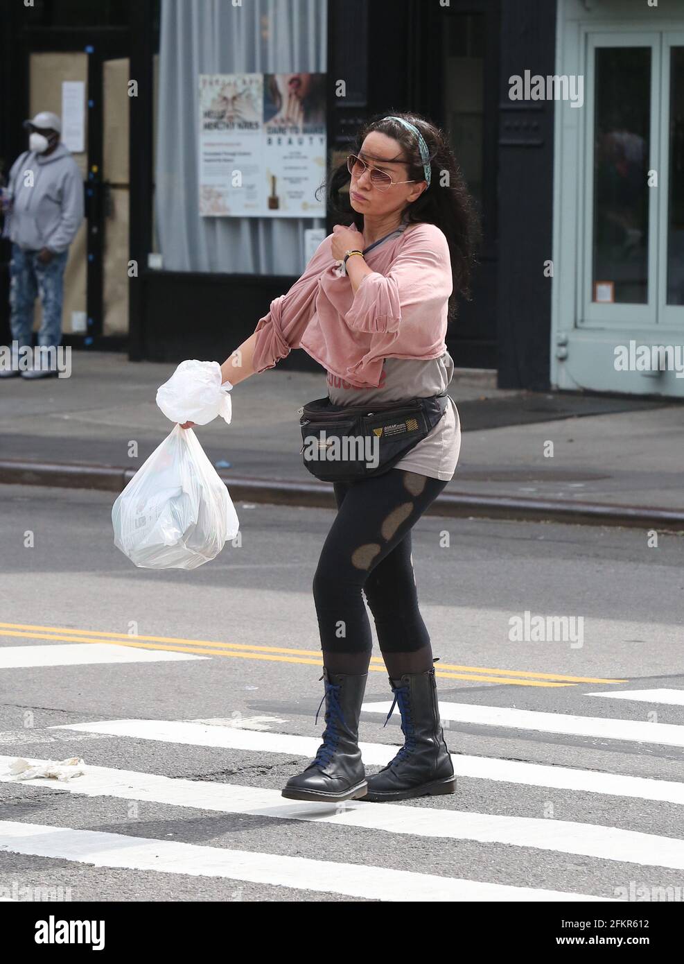 New York - NY - 05/02/2020 - Janeane Garofalo shopping alone without a ...