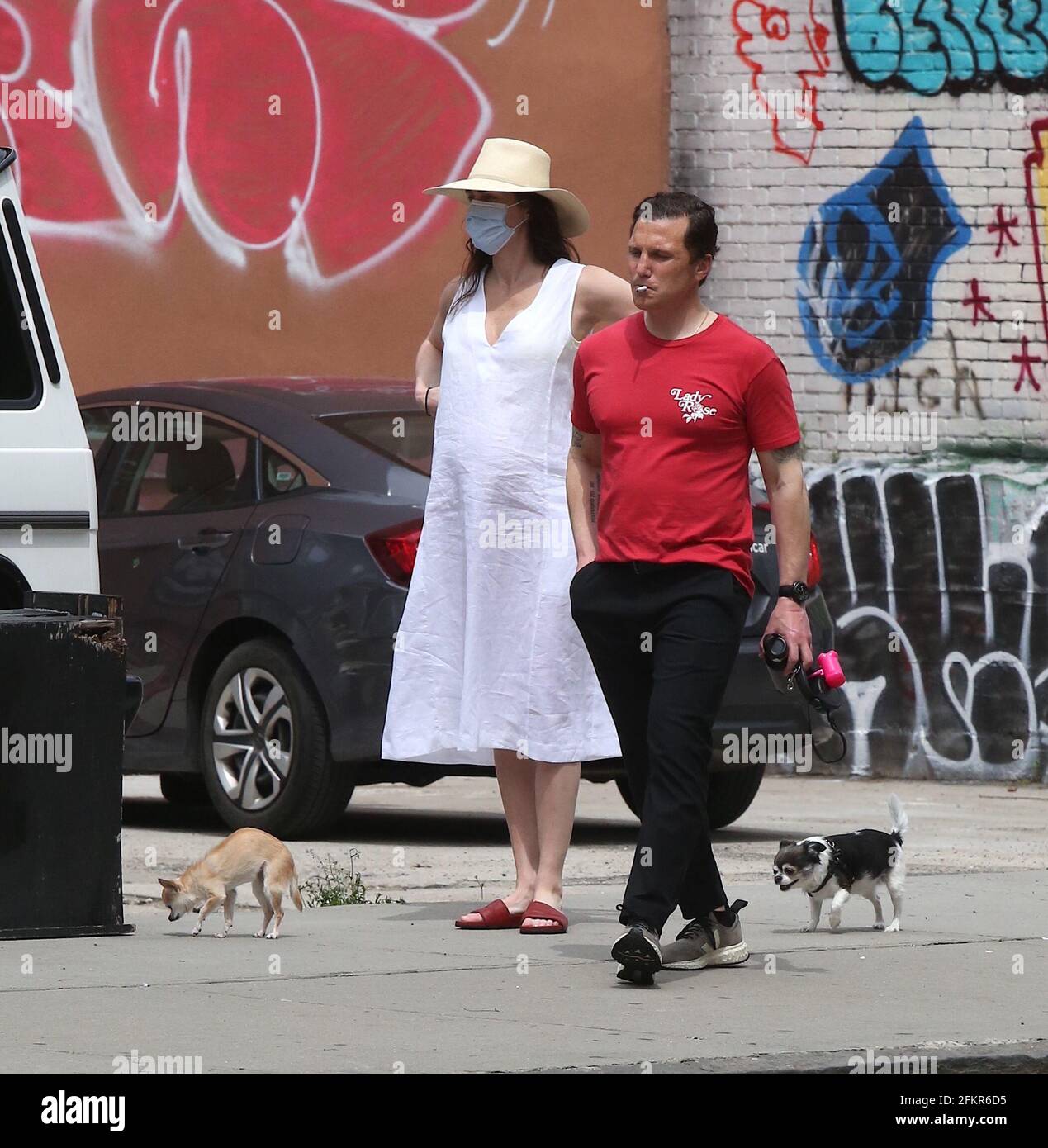 New York - NY - 05/03/2020 - Pregnant Hilary Rhoda (wearing a mask) and ...