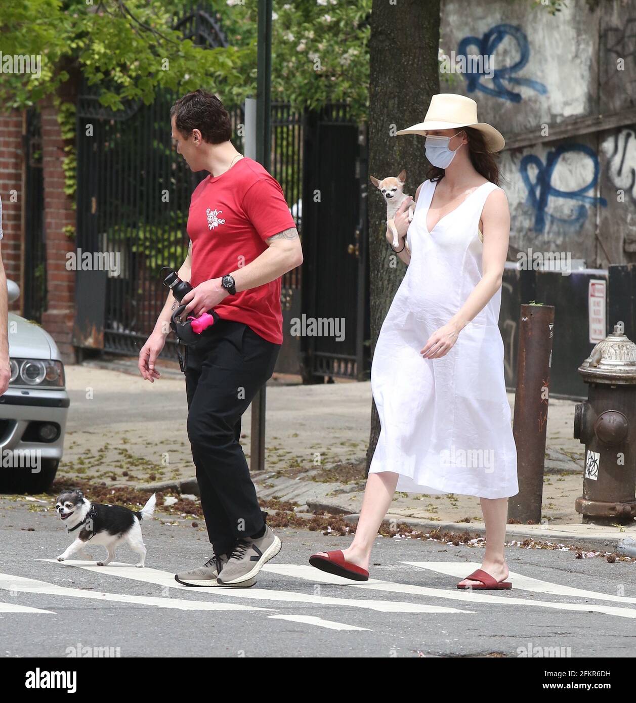 New York - NY - 05/03/2020 - Pregnant Hilary Rhoda (wearing a mask) and ...