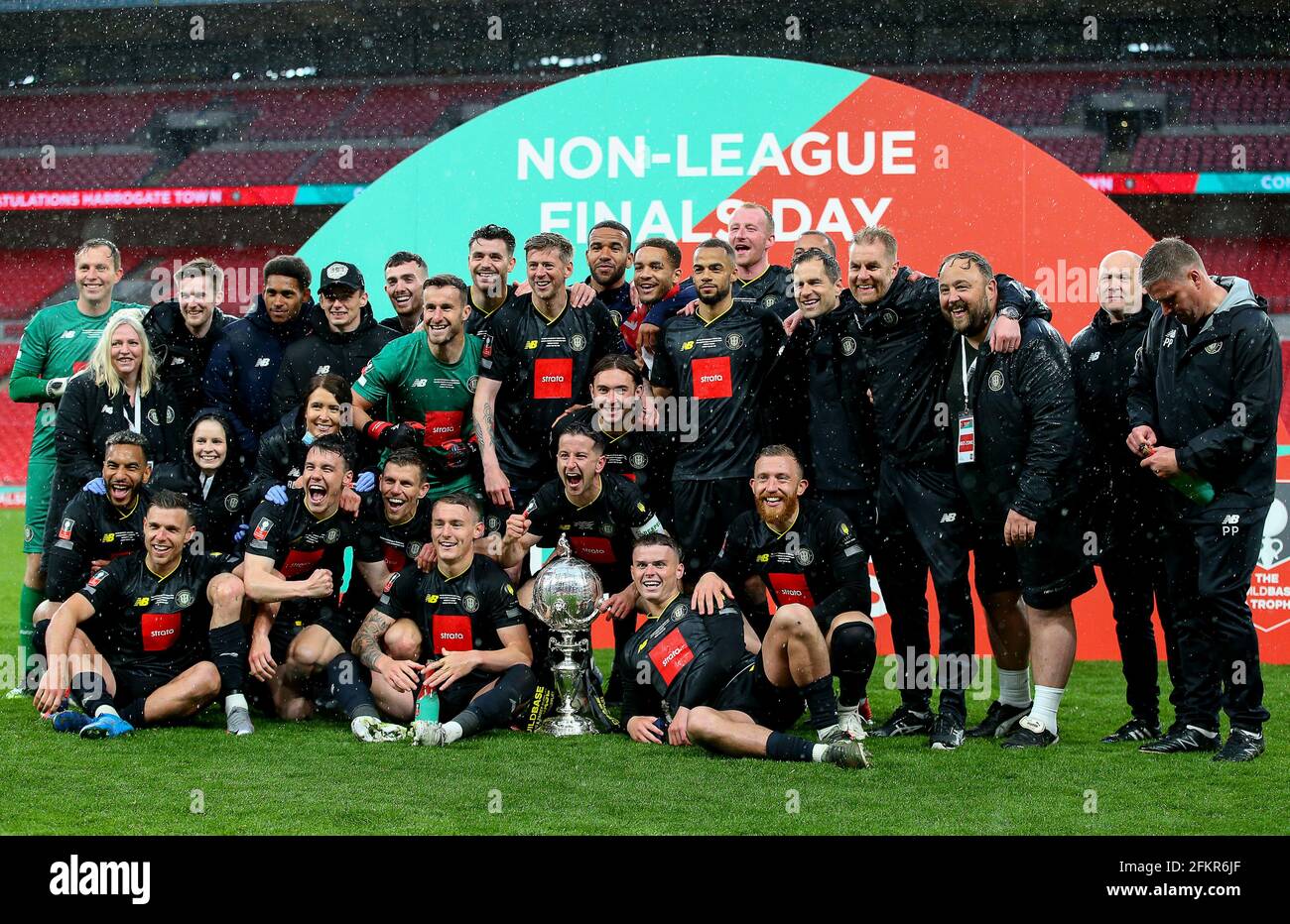 Fa trophy final hi-res stock photography and images - Alamy