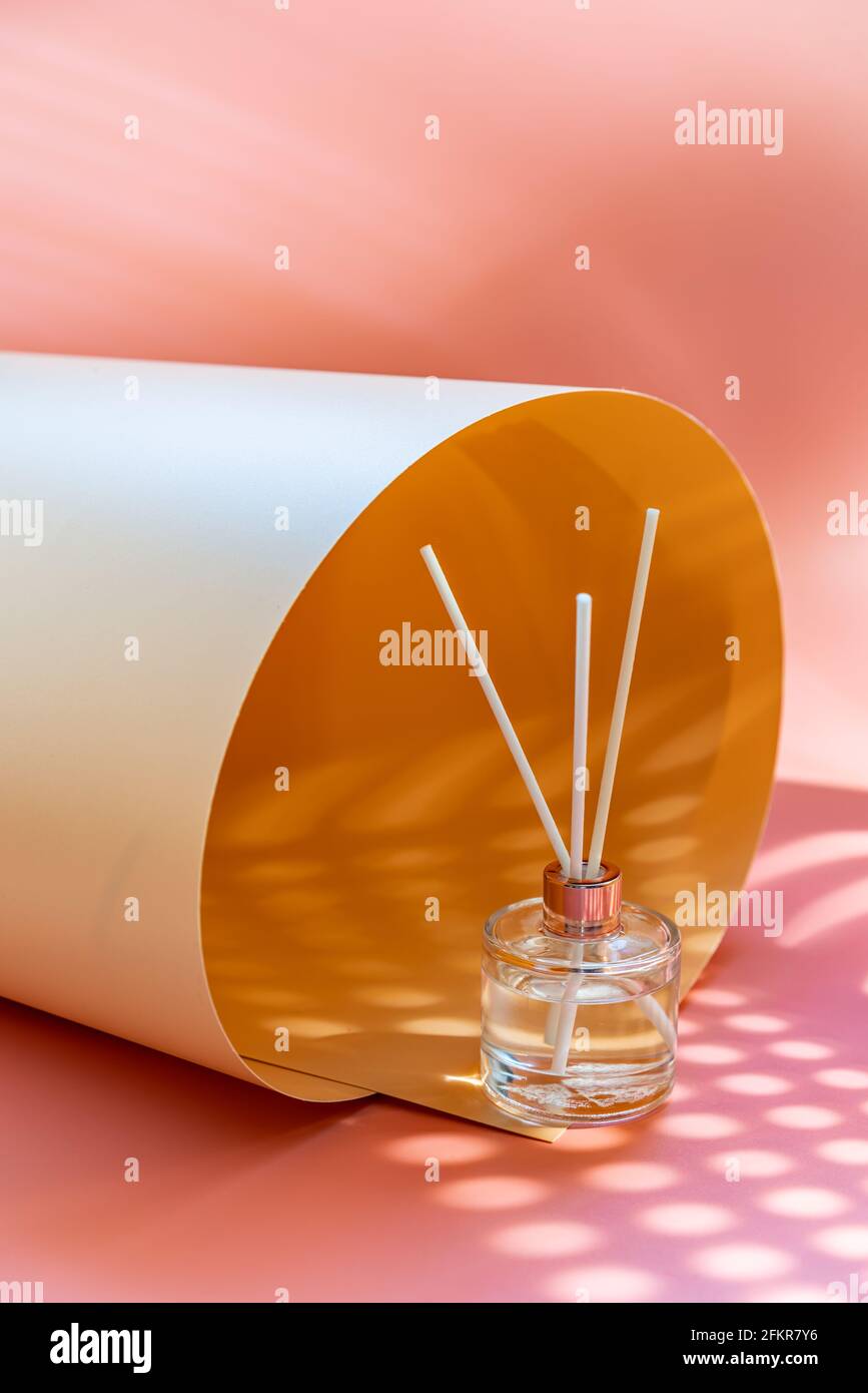 Aroma reed diffuser, home fragrance bottle with rattan sticks and smell ...